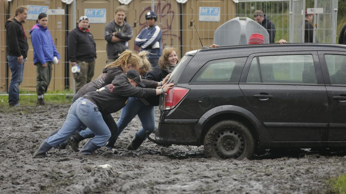 Matsch und Schlamm in Wacken: Anreise mit dem Auto nicht mehr mög