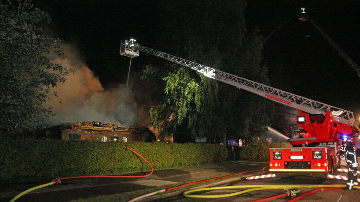 Kiel-Mettenhof: Hof Akkerboom in Flammen | SHZ