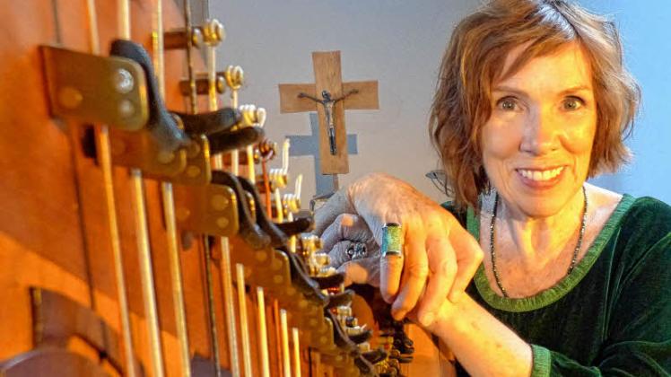 Charmante Irin bestach an der Harfe