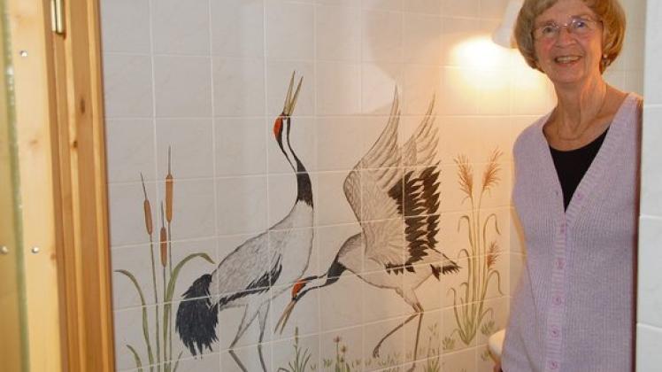 Christa Engel bannt Motive auf Porzellan