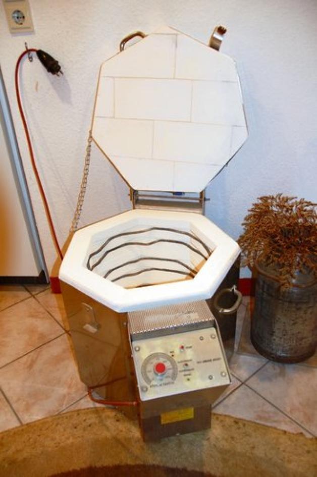 Christa Engel bannt Motive auf Porzellan