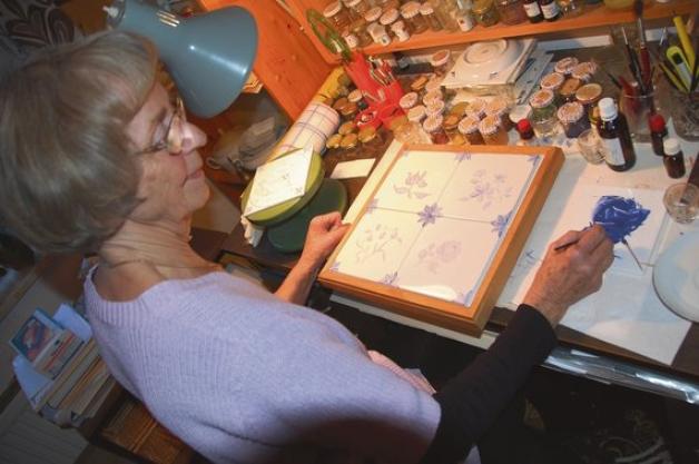 Christa Engel bannt Motive auf Porzellan