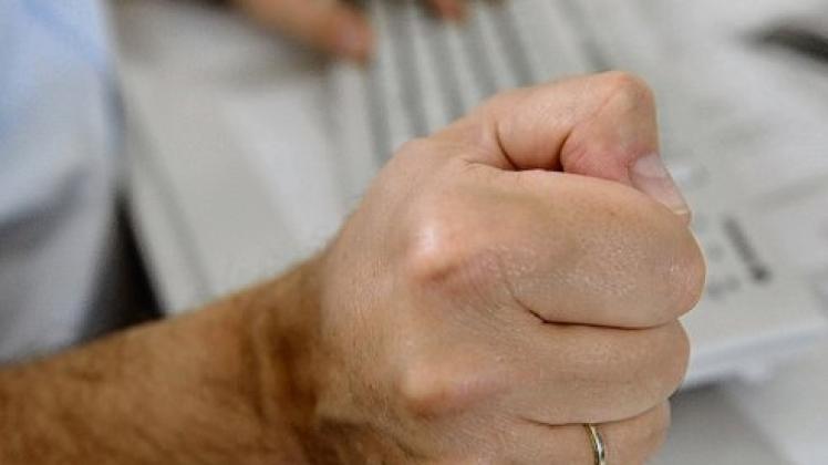 Das Ballen der rechten Faust bringt Wörter ins Gehirn | SHZ