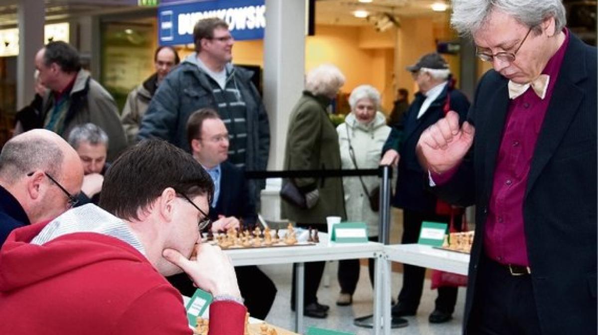 Simultan-Schach: Allein gegen zwölf Prominente