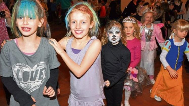 Tanzvergnügen in bunten Kostümen