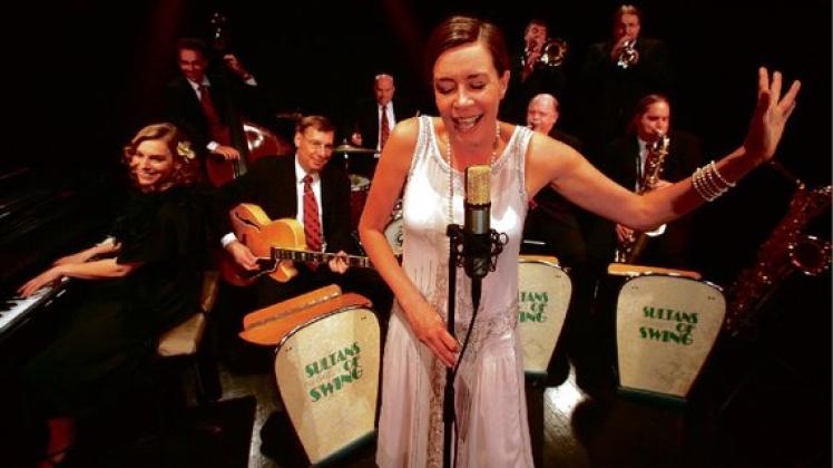 "Swinging Ballroom" mit Tanz und Show im Kulturhof