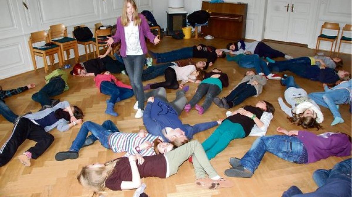 Tot umfallen im Schulunterricht