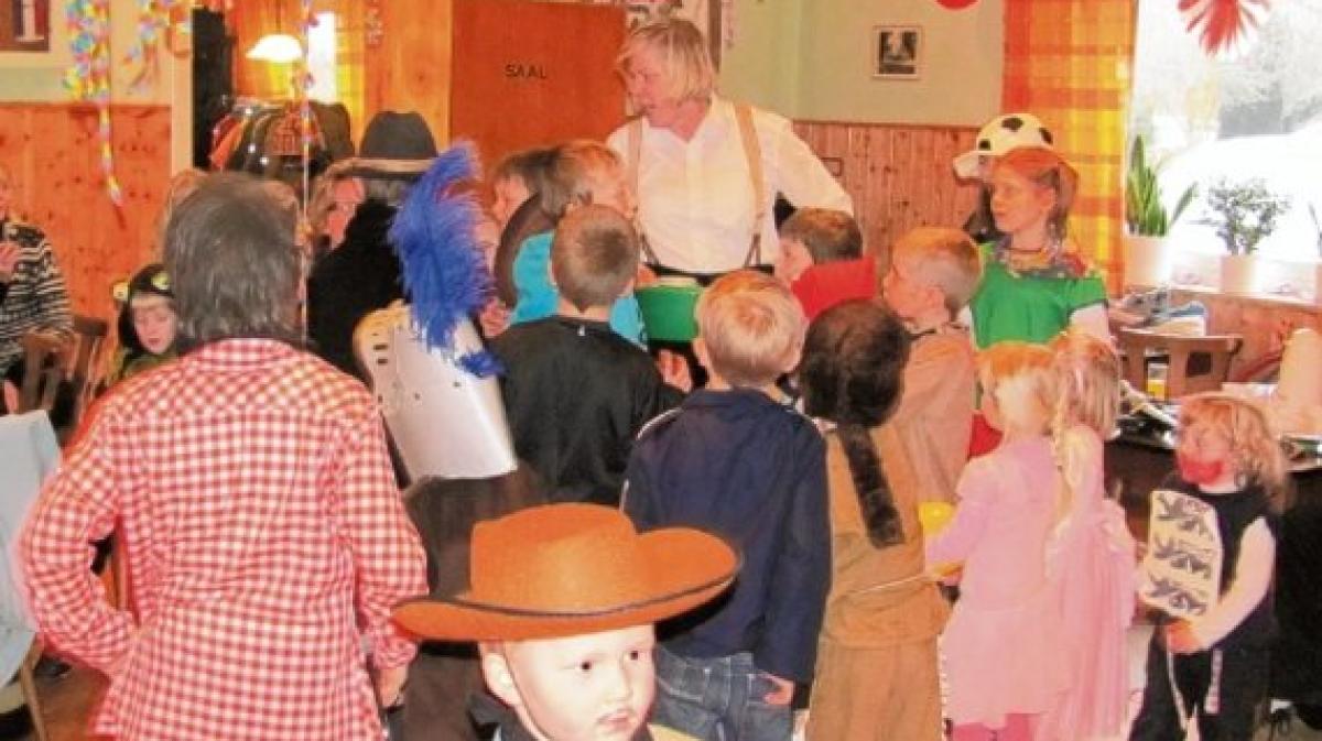 40 Kinder feierten ein farbenfrohes Faschingsfest