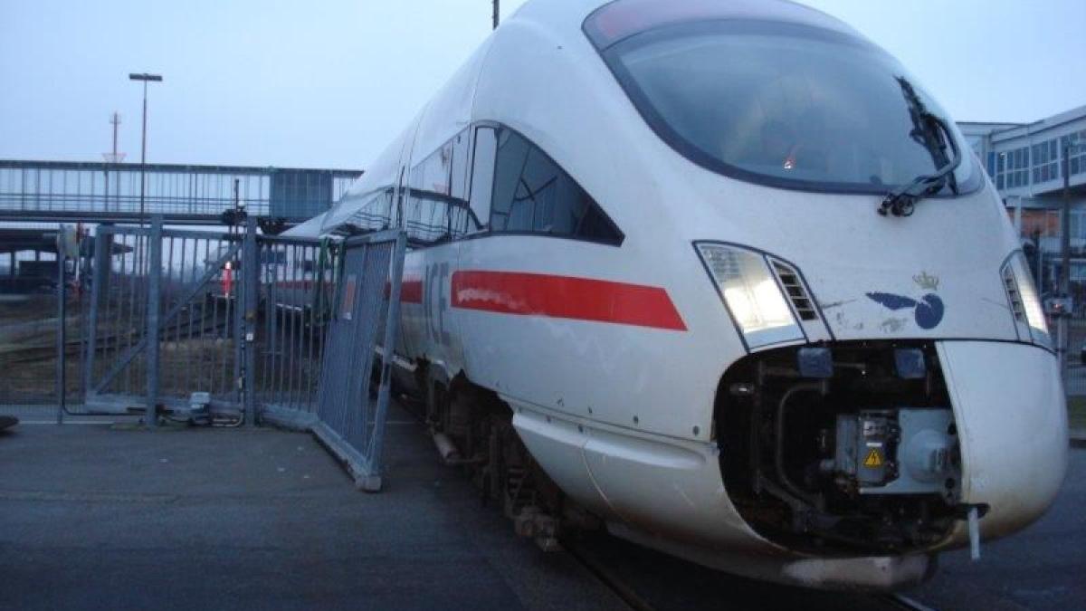 Fehmarn: Bremsen versagen - ICE durchbricht Metalltor
