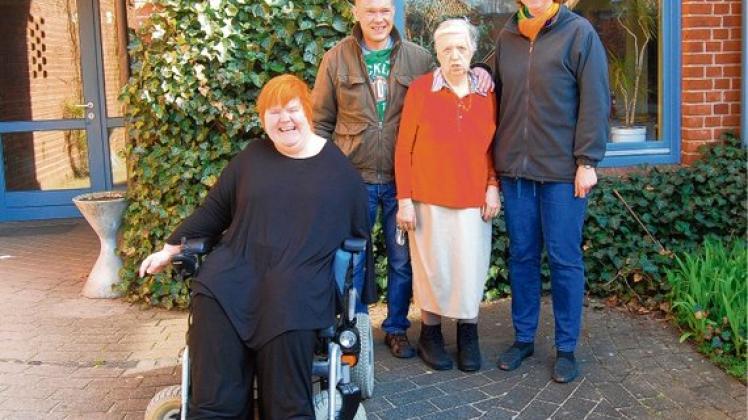 Maskottchen Ecki sitzt im Rollstuhl