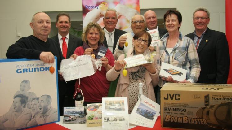 Rotary-Club übergibt 350 Glücksei-Gewinne