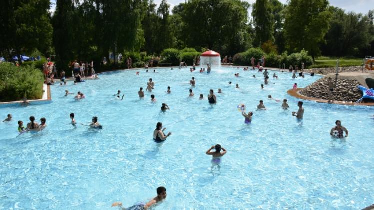 Freibad-Eröffnung mit Pool-Party im Badepark