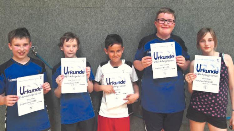 Badmintonanfänger spielen Turnier