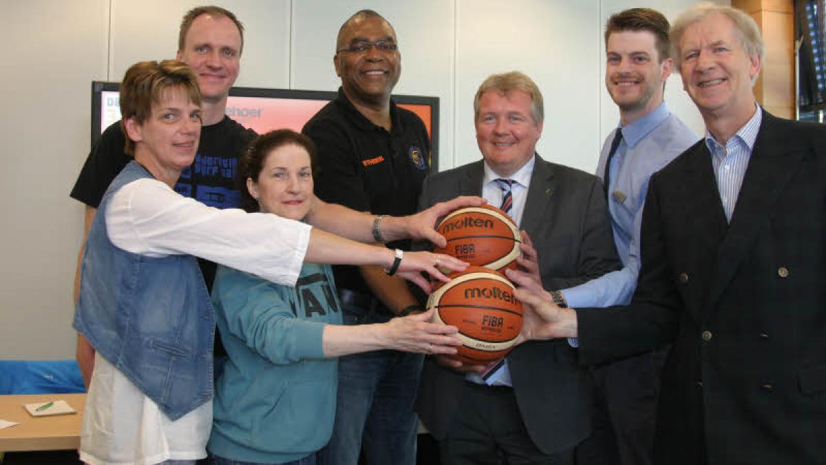 Basketball mitten in der Stadt