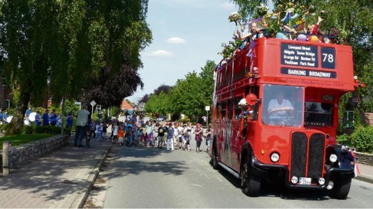 Kinderfest: Umzug mit Oldtimer-Bus