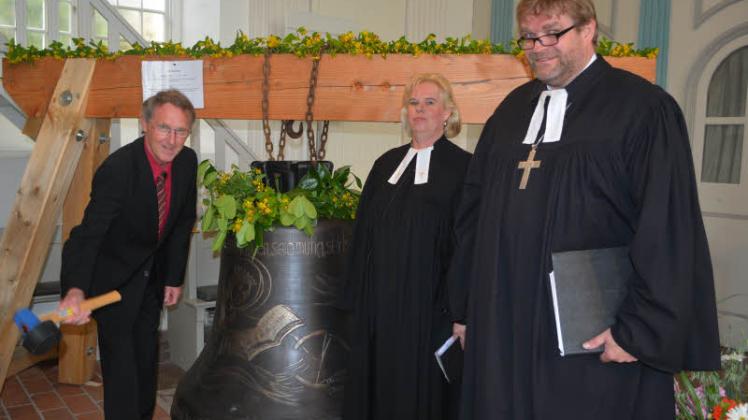 Erster Schlag auf die neuen Glocken