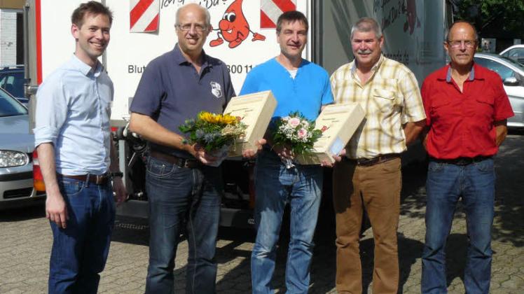 Drei Blutspender kamen zum 100. Mal