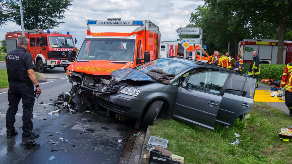 Mit Video: Schwerer Unfall mit Rettungswagen - vier Verletzte