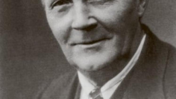 Harms, Herr der Schulwandkarten