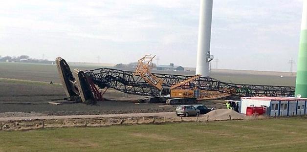 Unfall im Windpark: Kran stürzt um