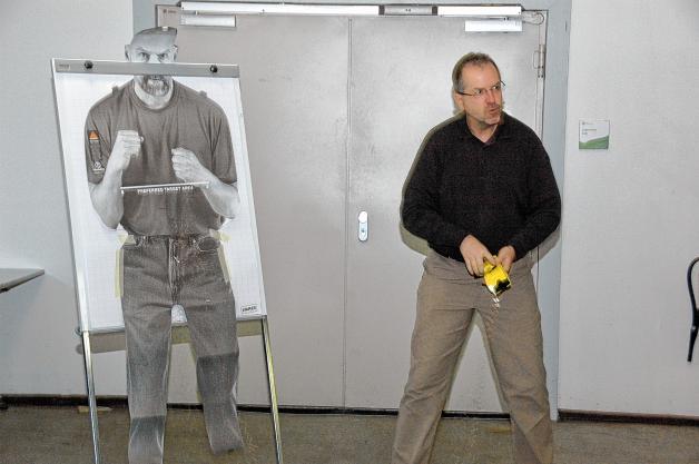 Mit Video: Polizei demonstriert Elektroschocker in Neumünster