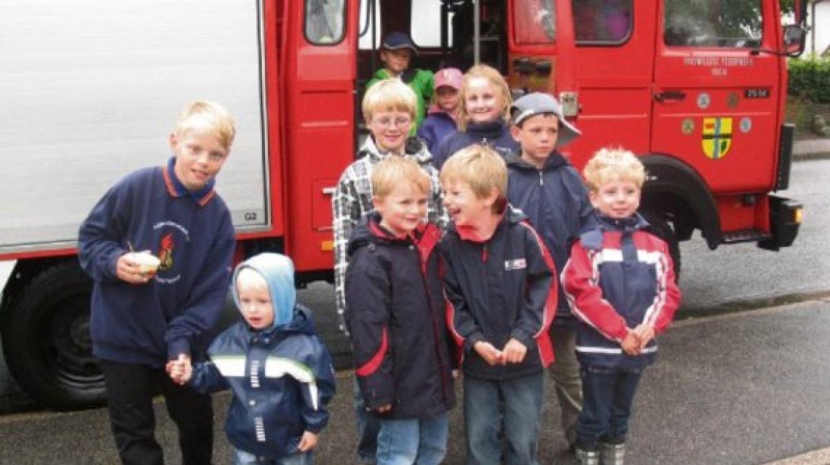 Feuerwehr-Auto als Ersatz für die Hüpfburg