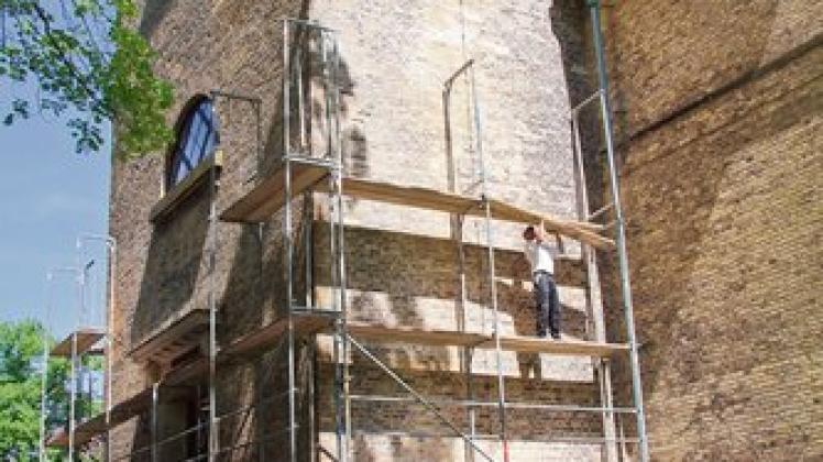 Neue Klinker für die Vicelinkirche: Turm für sechs Wochen eingerü