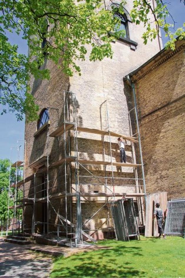 Neue Klinker für die Vicelinkirche: Turm für sechs Wochen eingerü