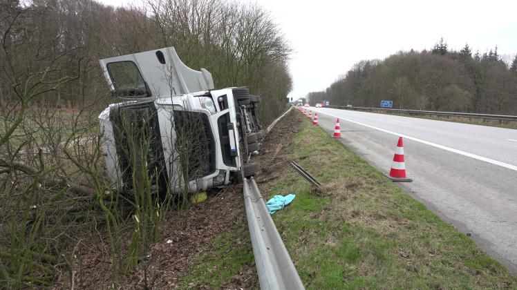 A7 bei Schleswig: Lkw kommt von der Fahrbahn ab und kippt um | SHZ