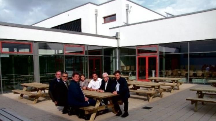 Sitzgruppen als Spende für das Schulzentrum