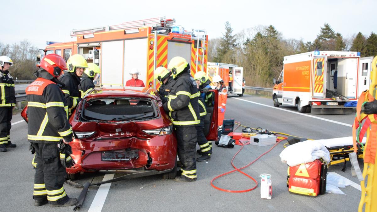 Sechs Verletzte nach Unfall auf Autobahn.