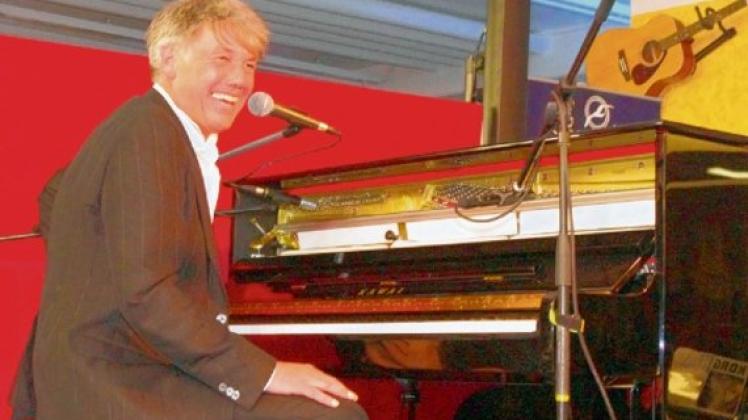Klavier-Star im Neon-Licht: Jo Bohnsack begeisterte