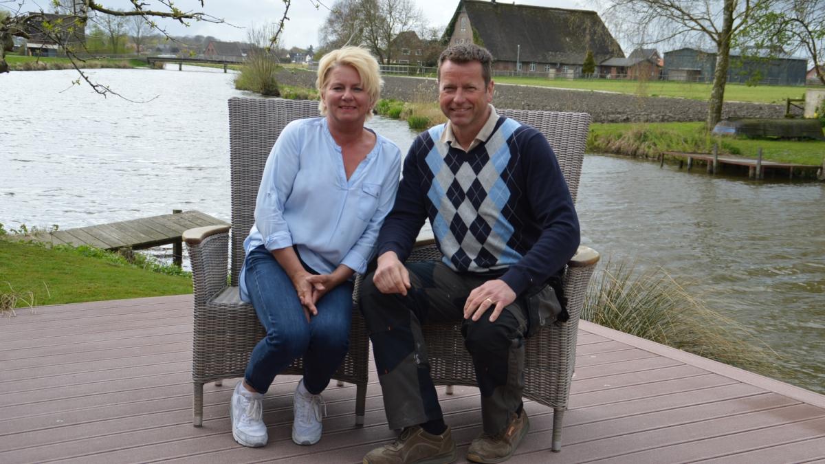 Rotes Sofa kommt in die Wildnis