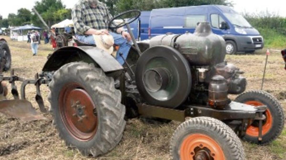 Schlepper-Senioren bei der Arbeit