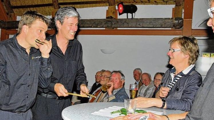 Trommelhagel auf Tischen und Treppengeländer