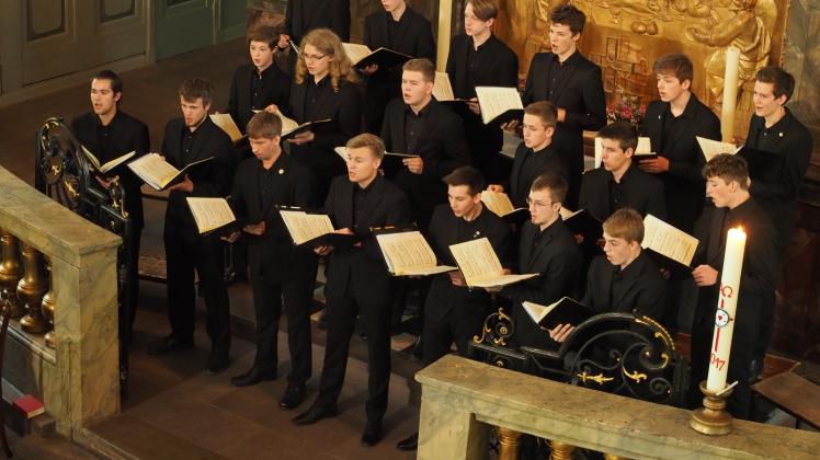 Männerstimmen der Chorknaben Uetersen und das „Raschèr Saxophone