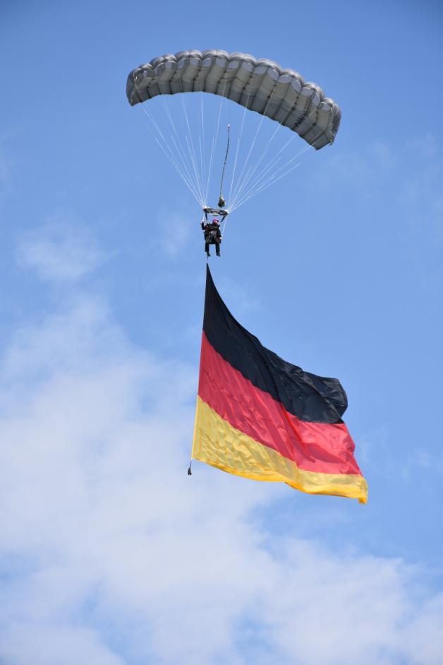 Sprung mit der weltweit größten Fahne