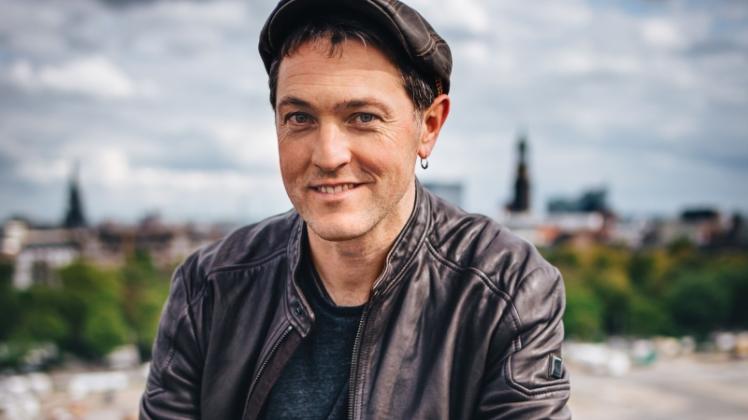 Gerrit Hoss singt Hamburg-Hymne