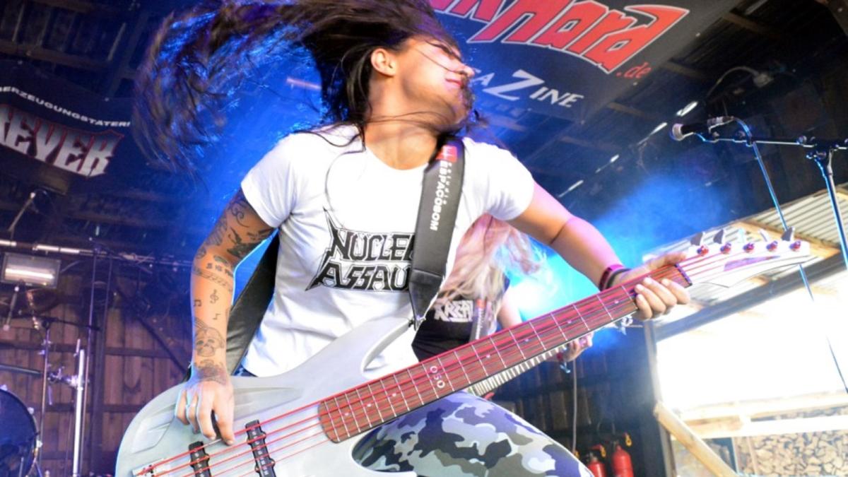 Alter Anhänger als Rocker-Bühne | SHZ