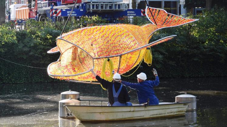 Ein bunter Wal schwimmt auf dem Stadtsee