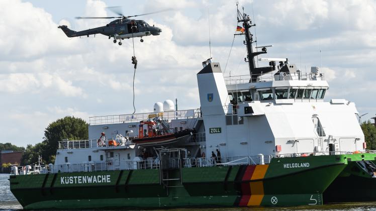 Spürhunde und modernste Technik – Zoll präsentiert sich in Hambur