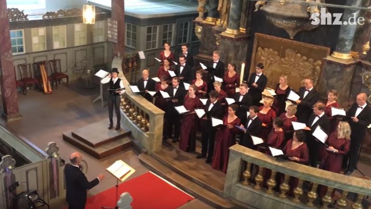 Oberton-Sängergerin Anna-Maria Hefele in der Klosterkirche