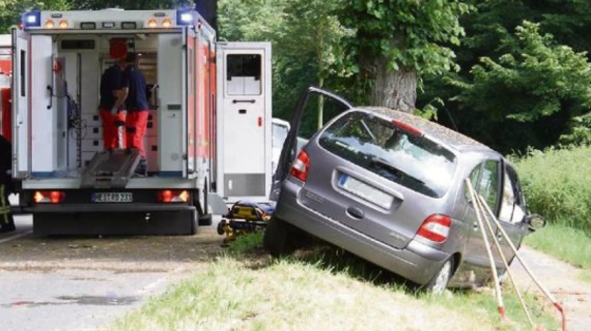 Pkw prallt gegen Baum - Feuerwehr befreit eingeklemmten Fahrer