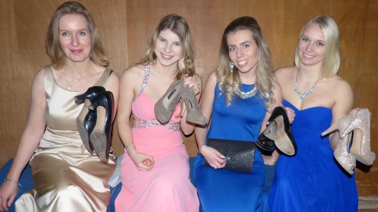 Pferdefreunde tanzen dicht an dicht