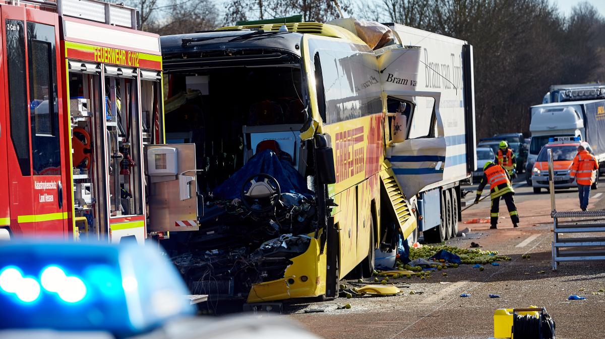 Flixbus in Hessen verunglückt: Zwei Tote
