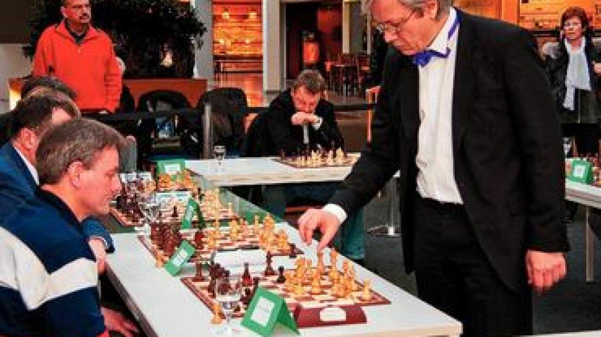 Simultan-Schach: Alleine gegen zwölf Promis