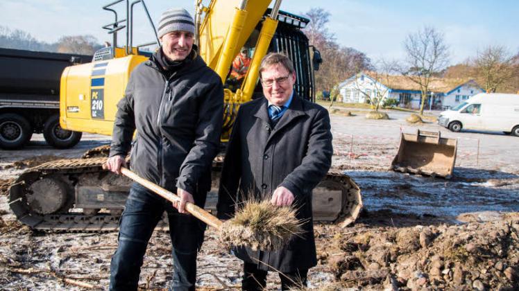 Silbergras am Deich zieht um
