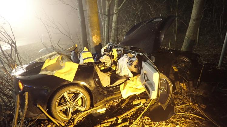 Schwerer Unfall auf der A23: Ferrari prallt gegen Baum und fängt