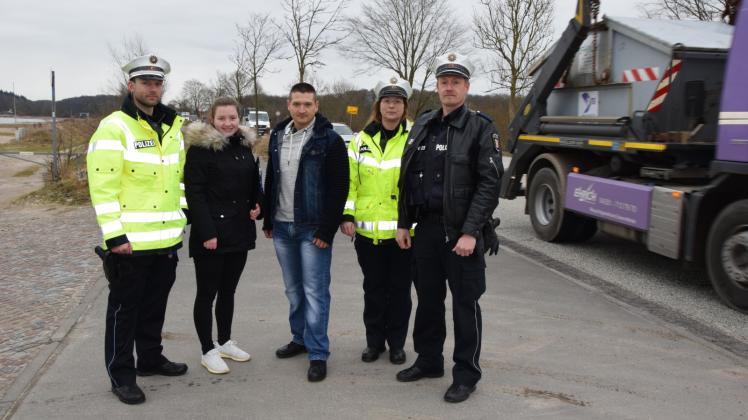 Dreister Fall aus Eckernförde: Fahrer liest Zeitung am Steuer
