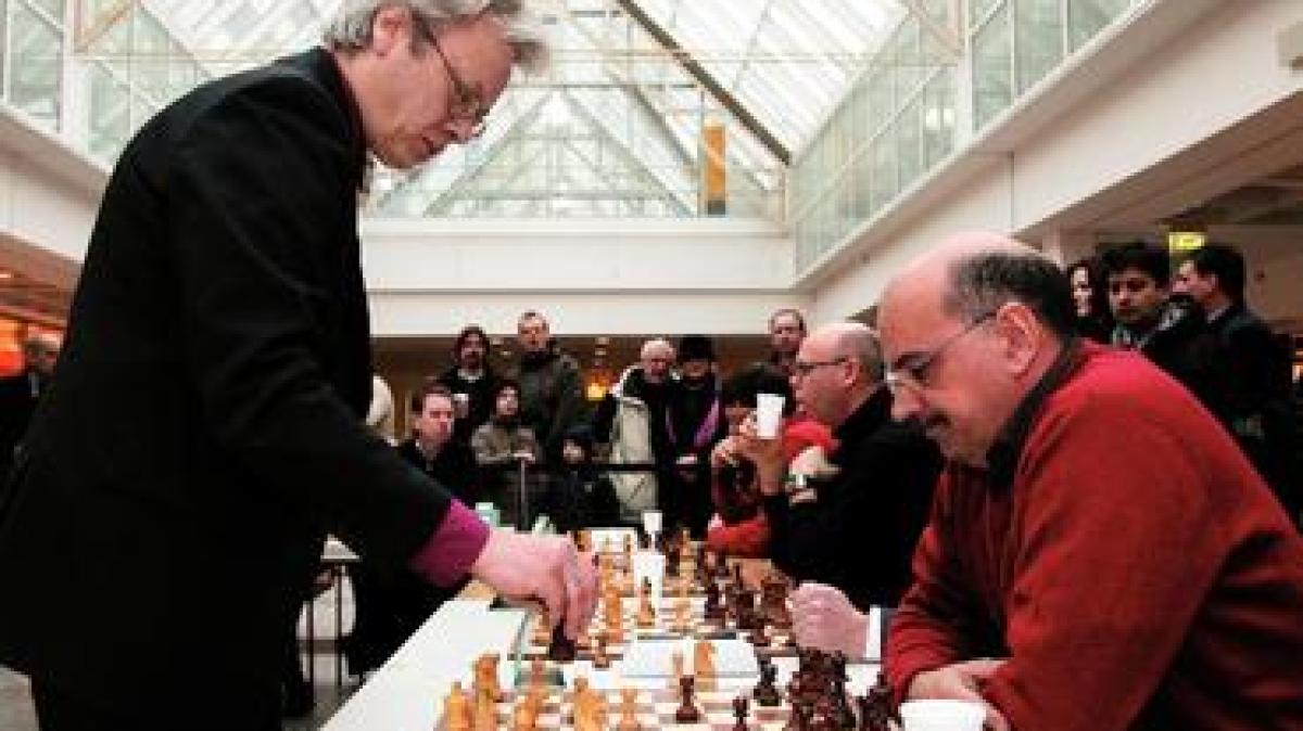 Simultan-Schach gegen elf Gegner